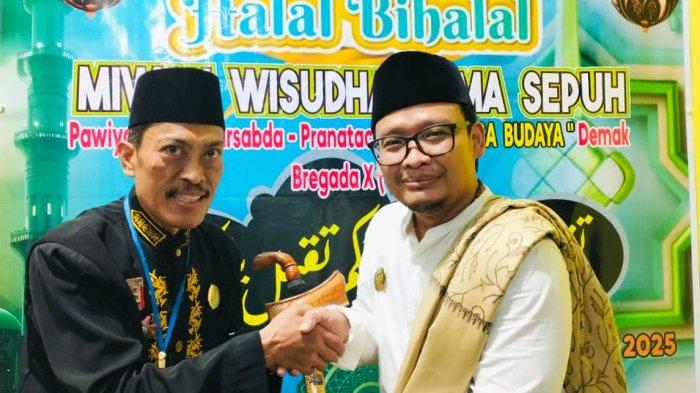 Gus Nabil Munif Terima Keris dari KRT Mustamin Seusai Halal Bihalal TKB di Mranggen ...