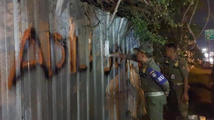 Bermunculan Coretan Adili Jokowi di Solo, Ini Kata Satpol PP ... Bermunculan Coretan Adili Jokowi di Solo, Ini Kata Satpol PP ...