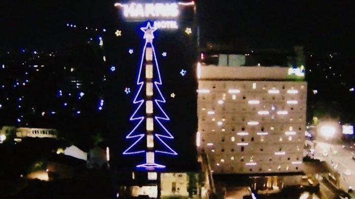 Harris Solo Signature Christmas Tree Hiasi Kota Solo Di Malam Hari ...