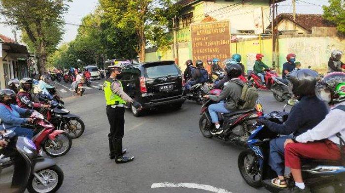 Ada Aduan Warga, Polres Karanganyar Terjunkan Tim Urai Kepadatan Arus Lalu Lintas Saat Jam ...