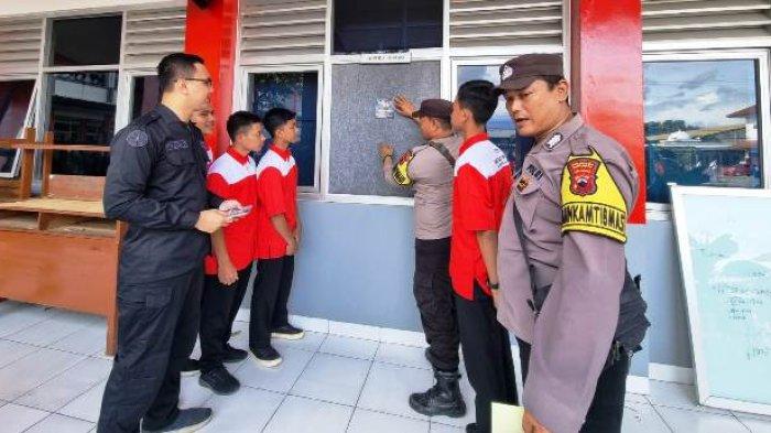 Polresta Banyumas Bagikan Stiker Larangan Knalpot Brong di Sekolah untuk Edukasi Pelajar ...