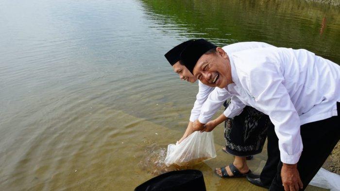 Tebar 15 Ribu Benih Ikan di Bendungan Randugunting, Bupati Blora: Bisa ...