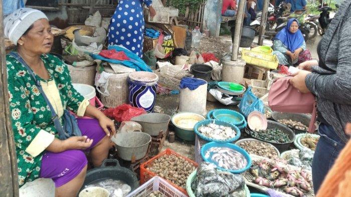 Penjual Kerang Kedungmalang Jepara Nekat Turunkan Harga Untuk Menarik ...