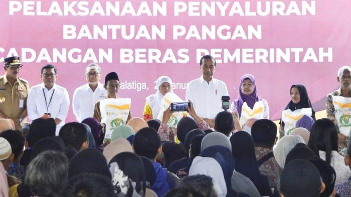 Jokowi Tak Ajak Mensos saat Bagikan Bansos, Ini Kata Istana ... Jokowi Tak Ajak Mensos saat Bagikan Bansos, Ini Kata Istana ...