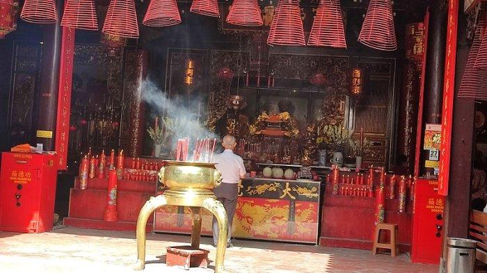 Rangkaian Imlek di Klenteng Tay Kak Sie Semarang : Tanpa Barongsai, Diselipi Pembagian Angpau ...