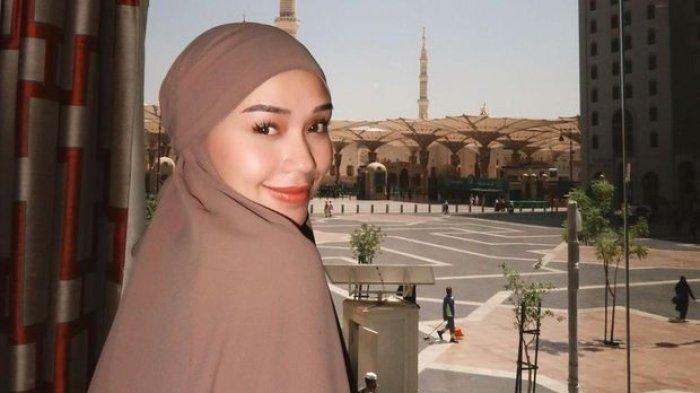 Inilah Sosok Lula Lahfah Selebgram yang Diteriaki Haram Saat Umroh ...