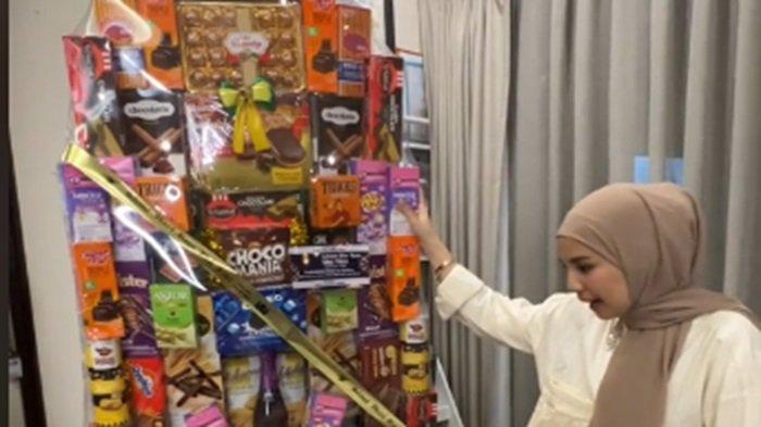 Viral! Isi Hampers Fitri Tropica yang Super Banyak dan Besar di ...