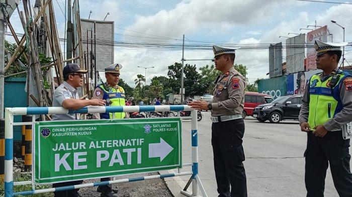 Satlantas Polres Kudus dan Dishub Cek Kesiapan Jalur Alternatif Arus ... Satlantas Polres Kudus dan Dishub Cek Kesiapan Jalur Alternatif Arus ...