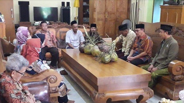 Tradisi Adat Jamasan Pusaka Ageman Sunan Kalijaga, Minyak Jamasan dari ...