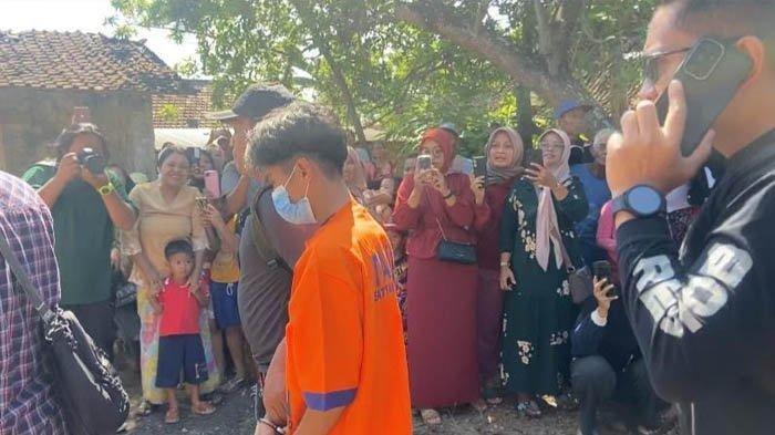 Polisi Gelar Rekonstruksi Pembunuhan Purnawirawan TNI, Tersangka Dihadirkan di Tengah Sorakan ...