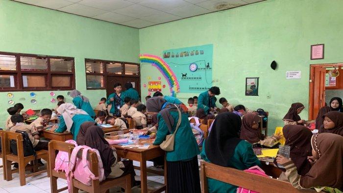 UIN Saizu Purwokerto Ajarkan Anak SD Buat Celengan dari Botol Plastik - Tribunjateng.com