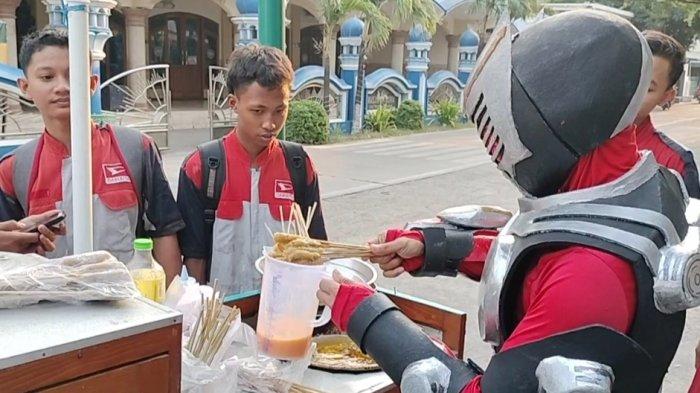 Unik! Kamen Rider Ryuki di Kudus, Jualan Pentol Rp500-an - Tribunjateng.com