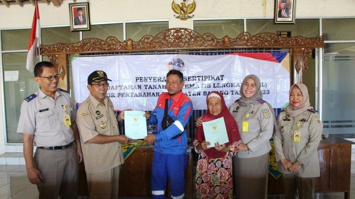 BPN Batang Serahkan 30 Sertifikat Program PTSL di Desa Pucanggading - Tribunjateng.com