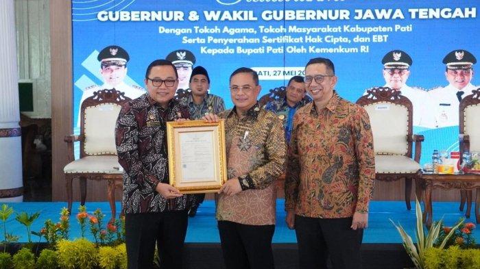 Kemenkum Jateng Serahkan Pencatatan Kekayaan Intelektual dan Sertifikat Hak Cipta di Kabupaten ...