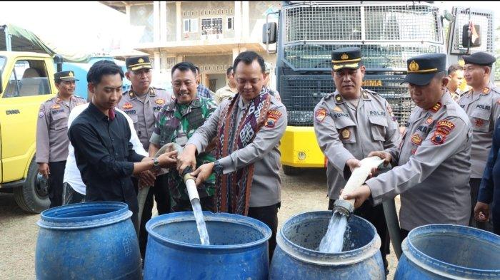 Polres Jepara Salurkan 20 Ribu Liter Air Bersih Ke Warga Kedung - Tribunjateng.com