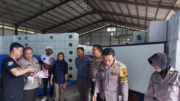 Kapolres Kudus Pantau Langsung Proses Pelipatan Surat Suara Berjalan Lancar - Tribunjateng.com