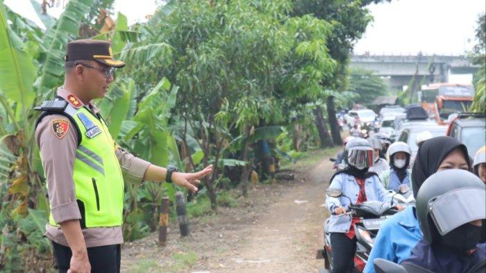 Kapolres Tegal Turun Langsung Atur Arus Lalu Lintas Pemudik di Jalur ... Kapolres Tegal Turun Langsung Atur Arus Lalu Lintas Pemudik di Jalur ...