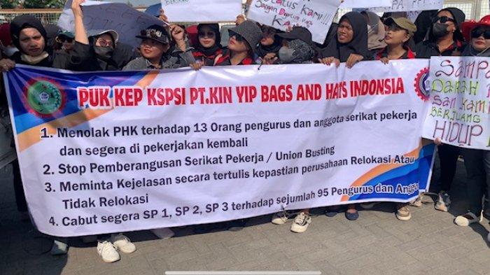 Karyawan PT Kin Yip Bags and Hats Indonesia Demo di Depan Pabrik, Ini ...