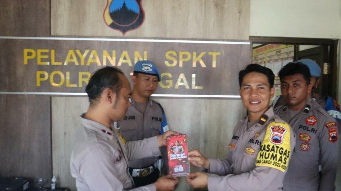 Antisipasi Judi Online, Polres Tegal Bagikan Brosur dan Sidak HP Anggota - Tribunjateng.com