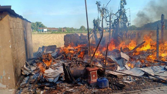 BREAKING NEWS : Diduga Akibat Korsleting Listrik, Rumah Milik Lansia di Blora Ludes Terbakar ...