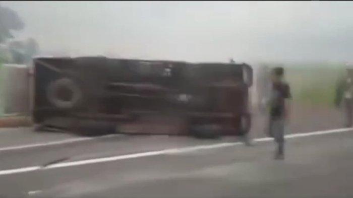 BREAKINGNEWS Mobil Travel Pemudik Terguling di Jalan Tol Kanci-Pejagan ...