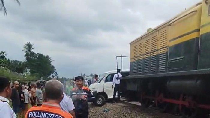 BREAKING NEWS, Mobil Gran Max Ditabrak Kereta Wisata di Kabupaten ...