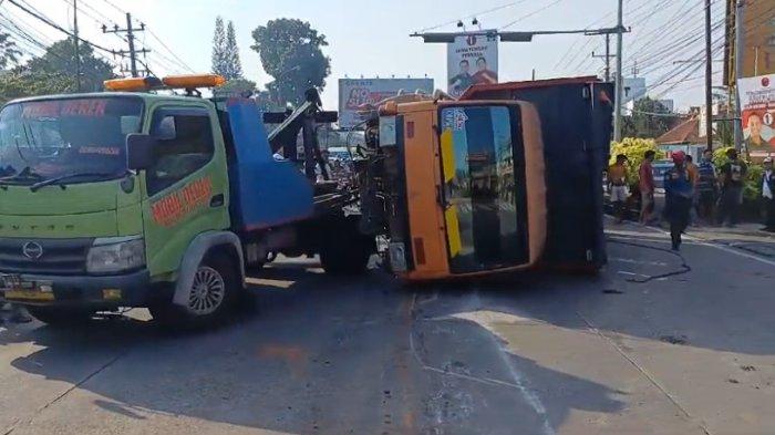 BREAKING NEWS: Truk Muat Pasir Terguling di Pertigaan Undaris Ungaran, Lalu Lintas Macet Panjang ...