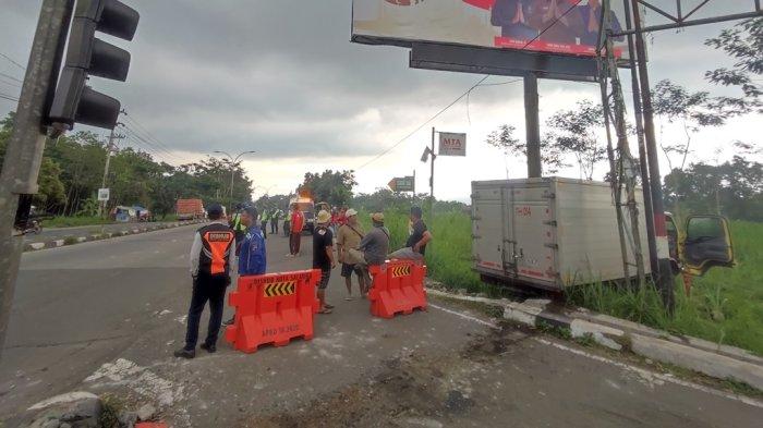 Video Kecelakaan Truk Boks Rem Blong Tabrak Pak Ogah hingga Tewas di JLS Salatiga - Tribunjateng.com