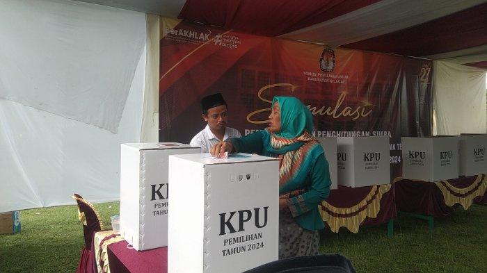 KPU Cilacap Gelar Simulasi Pemungutan dan Penghitungan Suara Pilkada Serentak 2024 di Cipari ...