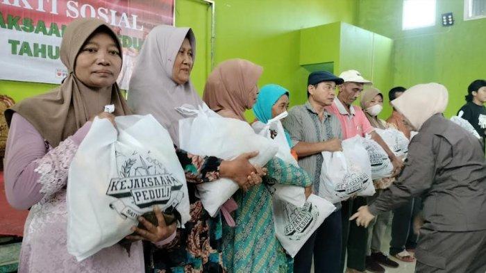 Kejaksaan Agung RI Berikan Ribuan Paket Sembako Untuk Korban Bencana Banjir Pantura ...