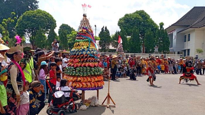 12 Gunungan Meriahkan Grebeg Gunungan Riyaya Unduh-unduh Gereja Kristen Jawa di Wonosobo ...