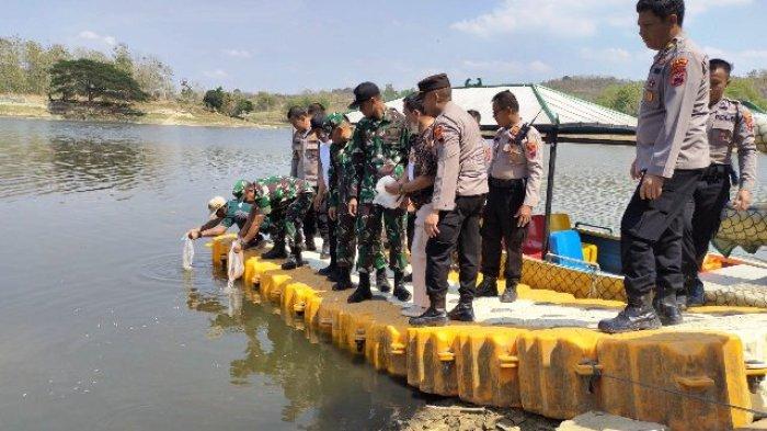 Humas Polda Jateng Tanam Pohon dan Tebar Benih Ikan Nila di Waduk ...