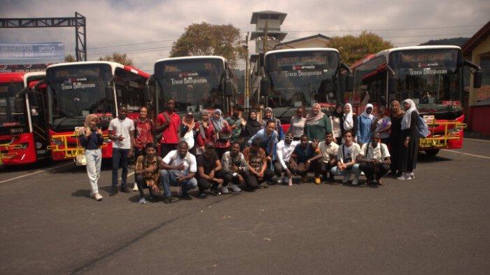 Keseruan Mahasiswa Internasional Program BIPA UMP Nikmati Bus Trans ...