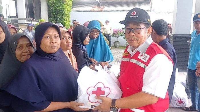 Sambut Idul Fitri, 50 Paket Sembako Dibagikan PMI Cilacap kepada Warga Disekitar Markas ...