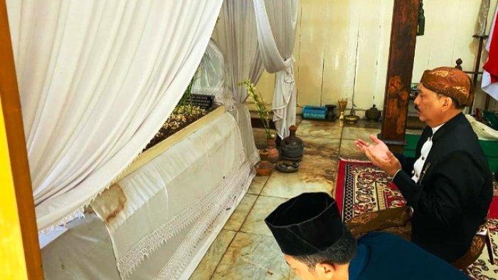 KPA Irnanda Laksanawan Terharu Saat Ziarah ke Makam Amangkurat I di Tegal: Makam Leluhur Saya ...
