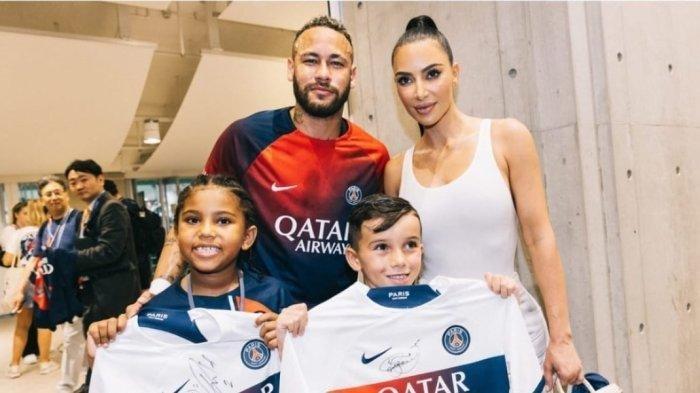 Bahagianya Anak Kim Kardashian Dapat Jersey Langsung dari Neymar PSG - Tribunjateng.com