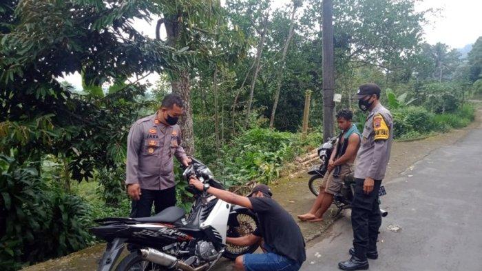 Pemuda Desa Girilayu Karanganyar Ini Tak Berkutik, Ganti Knalpot Motornya Disaksikan Polisi ...