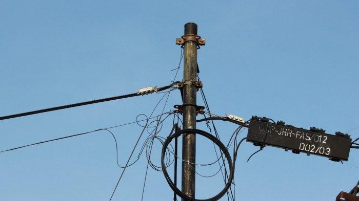 Telkom Bersama Kominfo Bakal Tertibkan Kabel Liar yang Menempel di ...