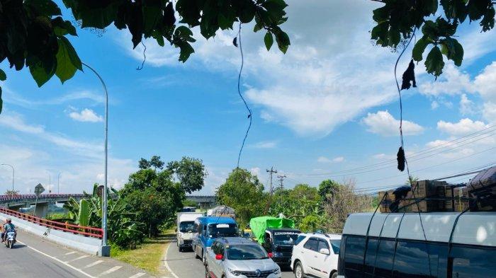 H-3 Lebaran Arus Lalin di Flyover Klonengan Tegal Padat Merayap, Didominasi Kendaraan Plat B ...