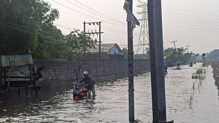 Genuk Semarang Banjir Sejak Semalam, Kendaraan Mogok - Tribunjateng.com
