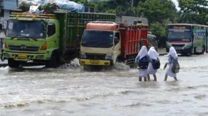 Banjir Demak Setinggi 40 Centimeter Akibatkan Kemacetan Pantura hingga 2 Km - Tribunjateng.com
