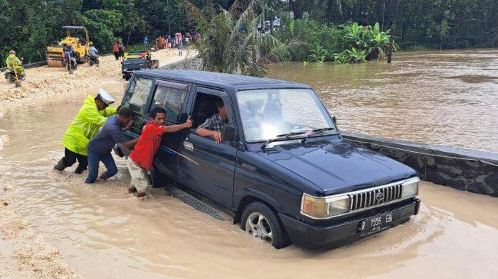 Jalan Raya Jeruklegi-Kawunganten Terendam Banjir, Polisi Lakukan Rekayasa Lalu Lintas ...