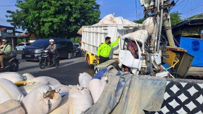Truk Pengangkut Pakan Ternak Nabrak Tiang Listrik di Karanganyar, Sejumlah Wilayah Sempat Mati ...