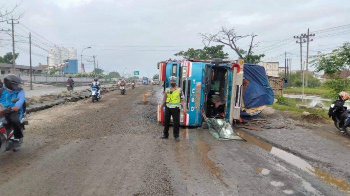 Truk Tronton Terguling saat Melintasi Jalan Berlubang di Demak, Lalu Lintas Sempat Macet ...