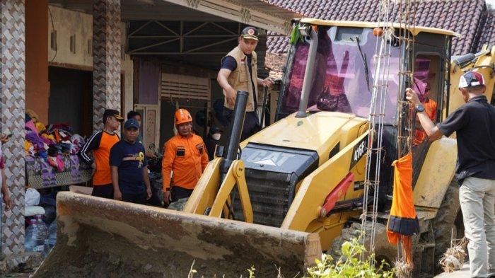 Lumpur Tebal Sisa Banjir Kali Bodri Kendal Sulit Dibersihkan, Pemkab Kerahkan Alat Berat ...