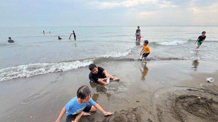 Libur Panjang Waisak Pantai Sigandu Batang Masih jadi Favorit Wisatawan ...