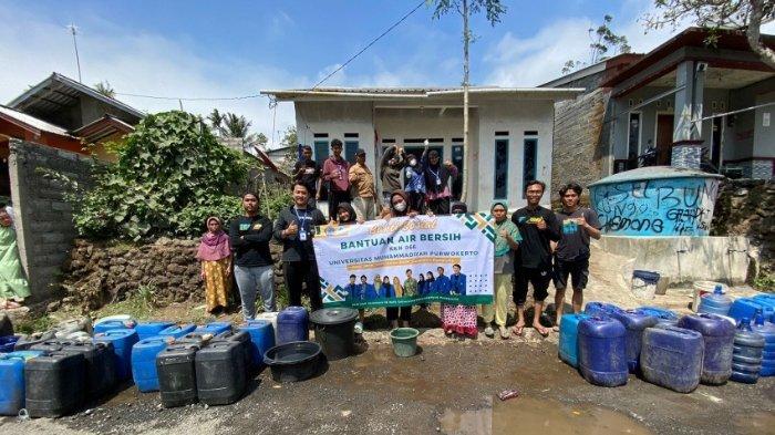 Mahasiswa KKN UMP Distribusikan Bantuan Air Bersih ke Desa Terdampak Kekeringan - Tribunjateng.com