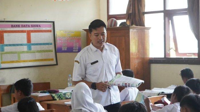 Seorang Guru Honorer Diangkat Jadi Tenaga Ahli Bupati Kediri karena ...