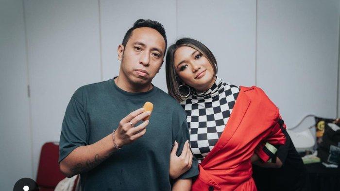 Marion Jola Pacari Dennis Talakua, Gitaris Pengiringnya - Tribunjateng.com