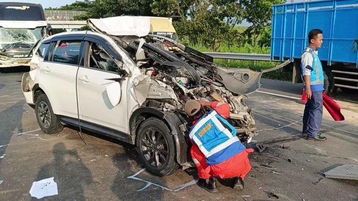7 Kendaraan Terlibat Kecelakaan Beruntun di Tol Palikanci, Minibus Rusak Parah Masuk Kolong Truk ...